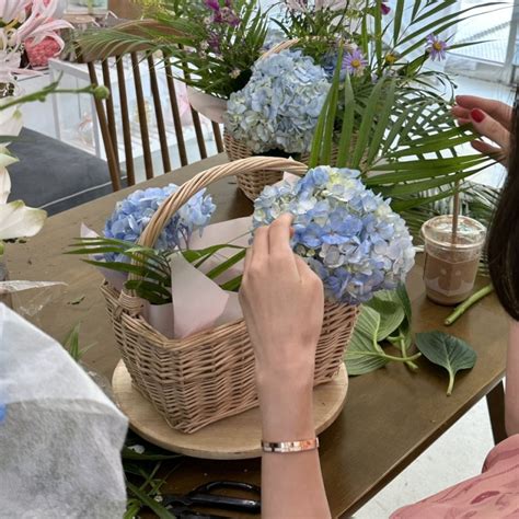 파란수국 넣어 시원함 가득 꽃바구니 만들기 수업 플라워바스켓 플라워클래스 취미반 살루드플로르 네이버 블로그