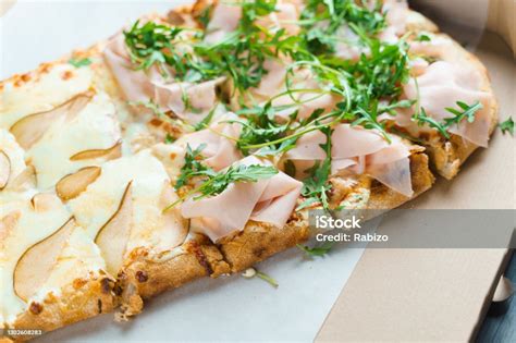 배달 상자에 배 치즈 프로슈토핀사 로마나 흰색 배경에 Scrocchiarella 미식 이탈리아 요리 전통 요리를 들고 있습니다 피자 가게에서 음식 배달 0명에 대한 스톡