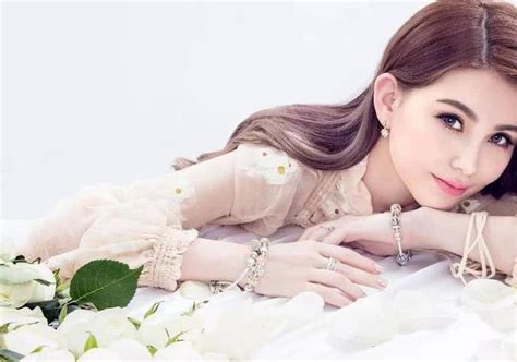 昆凌曬3歲女兒照片混血長相太會挑著昆凌長網友真的太美了 每日頭條