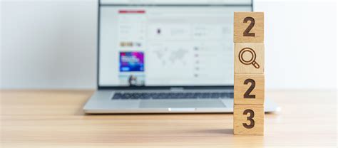 노트북 배경에 대한 돋보기 아이콘이 있는 2023 블록 고용 채용 직업 실업 Seo 검색 엔진 최적화 및 새해 개념 0명에 대한 스톡 사진 및 기타 이미지 Istock