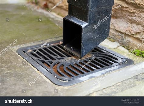 588 Imágenes De Downspout Grate Imágenes Fotos Y Vectores De Stock