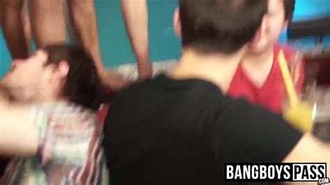 Turned On Dudes Blowing Dicks During Group Party Oral