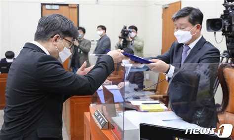 국감 선서문 제출하는 최익훈 현대산업개발 대표이사 네이트 뉴스