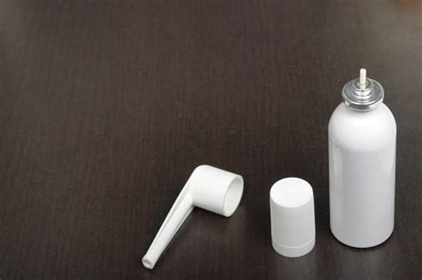 호흡 기관의 치료를 위한 흡입기 캔과 캡 화이트 스프레이 어두운 표면에 천식 흡입기에 대한 스톡 사진 및 기타 이미지 천식 흡입기 건강관리와 의술 건강한 생활방식