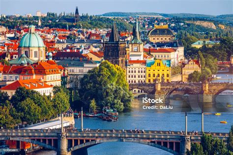 체코 프라하의 블타바 강 을 통해 올드 타운 부두 건축과 찰스 다리의 아름다운 전망 프라하의 상징적인 찰스 브리지와 체코의