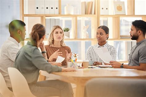 개발 프로젝트 관리 및 마케팅을 위해 만나는 비즈니스 사람들과 계획 코칭 및 전략 아이디어 목표 및 도움을 위해 컨설팅 직원과의 협업 멘토링 및 학습 직원에 대한 스톡 사진