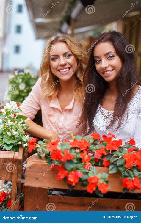 Deux Belles Filles Parmi Des Fleurs Image Stock Image Du Joie Caf