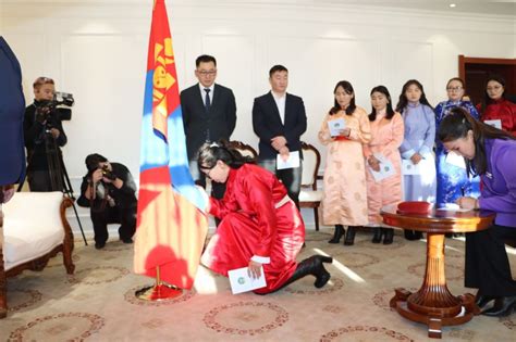 ӨВӨРХАНГАЙ Төрийн захиргааны албан хаагчид тангараг өргөлөө