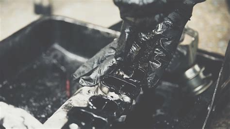 연료 분사 및 공기 청소를 위해 자동차 정비공 또는 군인 분해 차 더러운 엔진 수정에 대 한 시스템 엔진 부품 흐름과 자동차 차고 또는 수리가 게에서 문제를 복구 건강