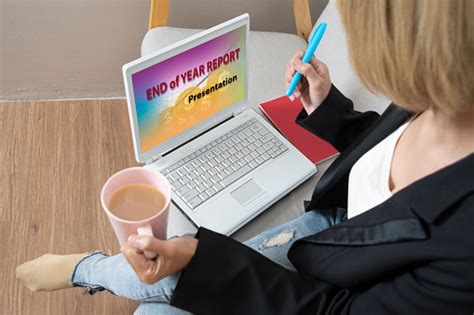 비즈니스 여자 앉아서 커피 한잔 손에 들고 하는 동안 프레 젠 테이 션에 검은색에 대한 스톡 사진 및 기타 이미지 검은색 노트북 노트북 사용하기 Istock