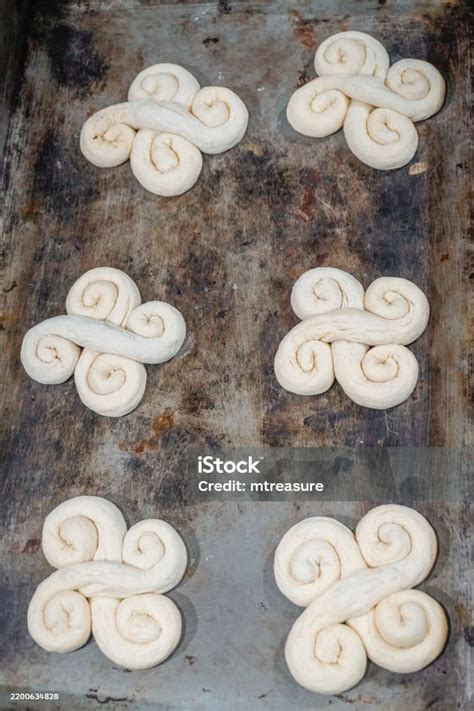 검증 트레이에 나선형 롤빵 반죽 이미지 밀가루 가루 뿌리기 베이커리 환경에서 신선한 빵 준비 0명에 대한 스톡 사진 및 기타 이미지 Istock
