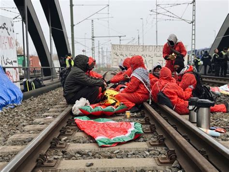 Israel Gaza Krieg Aktivisten Protestieren Im Hamburger Hafen Gegen
