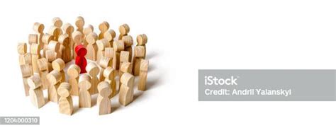 성난 군중이 붉은 남자를 둘러싸고 있습니다 범죄 혐의 사람에 대한 폭도 법 린치 법원 군중의 중심에있는 지도자 아이돌과 따라야 할 대상 협력과 단합 배너 폭력적인 사적