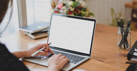 빈 화면 랩톱 컴퓨터에 입력하는 동안 프로젝트를 진행하는 사업가의 클로즈업 보기 사진 Unsplash의 입력 이미지