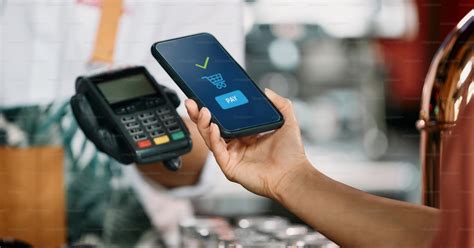 술집에서 비접촉식 결제를 하는 동안 스마트폰을 사용하는 여성의 클로즈업 사진 Unsplash의 지불 이미지