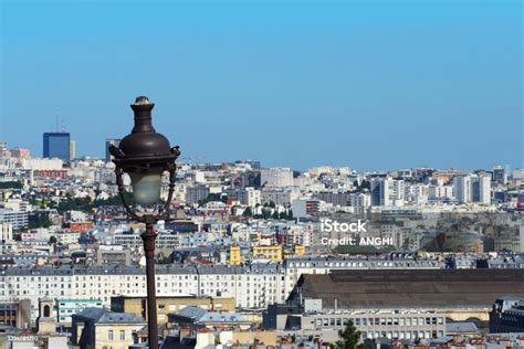 등불에 비둘기 파리 프랑스 몽마르뜨의 공중 도시 경관의 배경에 대한 거리 조명 랜턴 여름날 사크레 쾨르 대성당에서 파리의 전경 0명에 대한 스톡 사진 및 기타 이미지