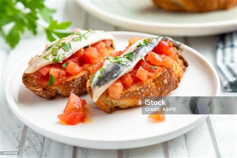 신선한 토마토와 올리브 오일을 곁들인 절인 멸초 토스트 0명에 대한 스톡 사진 및 기타 이미지 0명 건강한 식생활 녹색 Istock