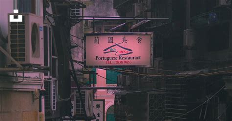 낮에는 파란 우산 아래 두 남자와 여자가 있습니다 사진 Unsplash의 무료 마카오 이미지