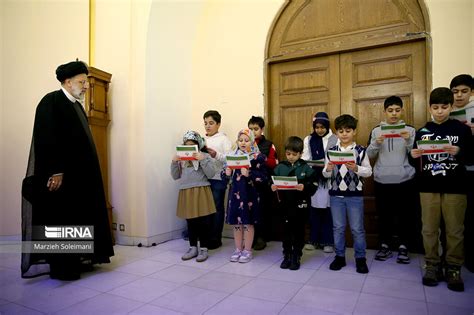 عکس یادگاری رئیس‌جمهور با دانش آموزان مدرسه ایرانیان پکن