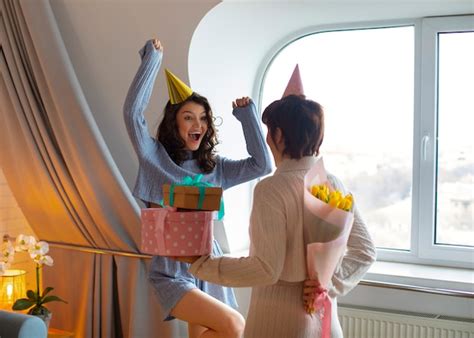 Mittleres Lesbisches Paar Das Geburtstag Feiert Kostenlose Foto