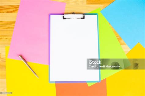 사무실 손을 잡고 흰색 종이와 펜 나무 테이블의 배경색에 폴더 Copyspace입니다 텍스트에 대 한 장소 간판에 대한 스톡 사진 및 기타 이미지 Istock