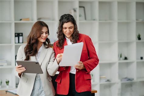 비즈니스 동료 비즈니스는 노트북과 태블릿을 제시하고 설명하고 사용합니다 팀워크 재무 마케팅 팀 사무실에 앉아있는 동안 2명에 대한 스톡 사진 및 기타 이미지 Istock