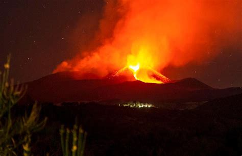 Ätna Ausbruch in Italien Vulkan spuckt kilometerhohe Eruptionssäule