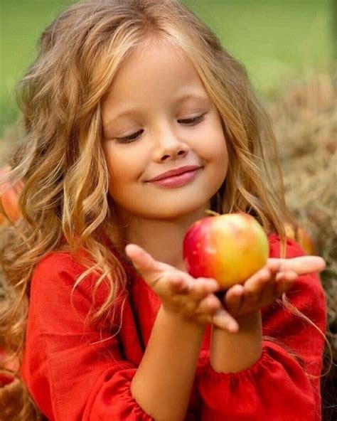 Любуйтесь этим миром не спеша И ощущая каждое мгновение Пусть тихим счастьем полнится Душа