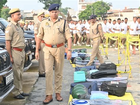 Salute Of Parade Taken In Azamgarh Police Line आजमगढ़ पुलिस लाइन में ली गई परेड की सलामी