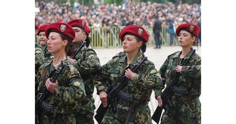 Армията без жени всеки ден се миели