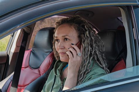 매력적인 중년 아시아 여성의 초상화 열린 자동차 창문에서 전화로 이야기 운전하기에 대한 스톡 사진 및 기타 이미지 운전하기 차 한 명의 여자만 Istock