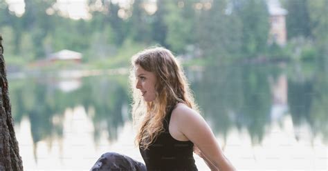 녹색 자연에서 호수에서 아름 다운 젊은 여자 스트레칭과 워밍업 사진 Unsplash의 활동 이미지