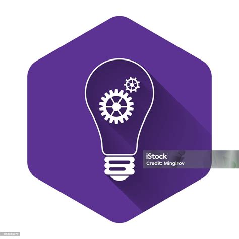 긴 그림자로 격리 된 흰색 전구 와 기어 내부 아이콘 혁신 개념 보라색 육각 버튼 벡터 일러스트레이션 기어 기계 부분에 대한