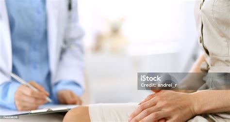 의사와 환자 이야기 병원에서 직장에서 의사는 앉아 여자 근처에 있는 클립 보드에 약물 역사 기록 양식을 작성 하는 동안 의료 및 의학 개념 개념에 대한 스톡 사진 및 기타