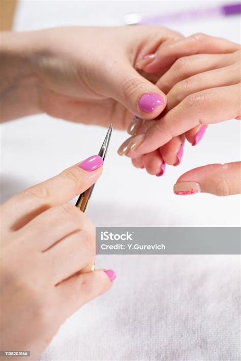 살롱에서 전문가에 의해 젊은 여자 손톱 치료의 매니큐어와 손의 근접 촬영 보기 개념에 대한 스톡 사진 및 기타 이미지 개념 건강관리와 의술 건강한 생활방식 Istock