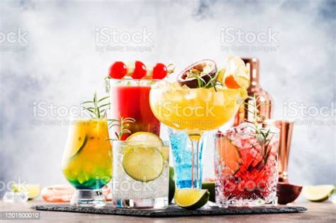 다양한 여름 알코올 칵테일 인기 있는 밝은 상쾌한 알코올 음료 및 음료 개체 그룹에 대한 스톡 사진 및 기타 이미지 개체 그룹 칵테일 칵테일 파티 Istock