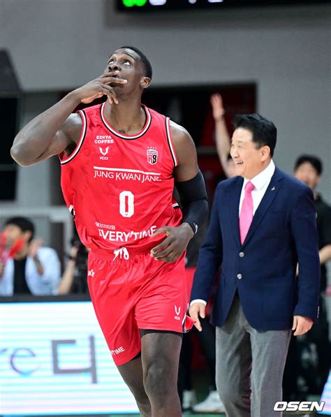 사진 정관장 오브라이언트 3점슛 키스 Osen