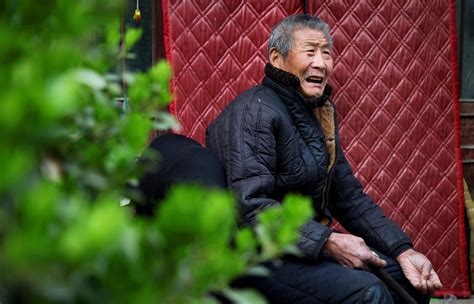 老人痛哭的图片单老人图心痛哭的图片大山谷图库