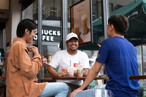 걱정 없는 경치 구름 낀 하늘 그룹 기쁨 낮 다문화 다민족의 다양성 다인종의 단란함 들판 라이프스타일 레저 레크리에이션 사람 사랑 소녀