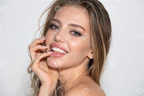 Hermosa Chica Tierna Hermosa Mujer Sonriente Con El Hombro Desnudo En