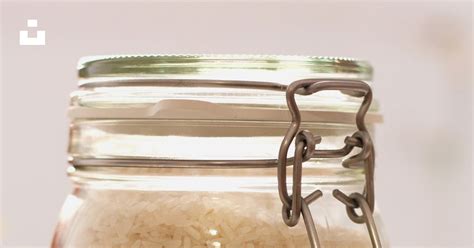 안쪽으로 백색 분말을 가진 명확한 유리제 병 사진 Unsplash의 무료 갈색 이미지