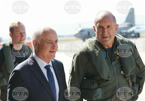 БТА Участваме с два хеликоптера и 22 ма души в гасенето на пожарите в Стара Загора каза