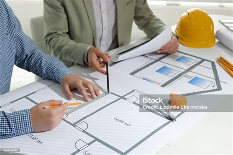 사무실의 테이블에서 건설 도면으로 작업하는 건축가 클로즈업 2명에 대한 스톡 사진 및 기타 이미지 2명 개념 개념과 주제 Istock