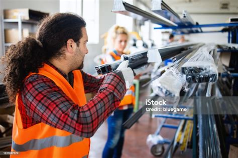 Pvc 문과 창문을 조립하는 수동 작업자 알루미늄 및 Pvc 창 및 문 생산을위한 공장 창문에 대한 스톡 사진 및 기타 이미지 창문 문 폴리 염화 비닐 Istock