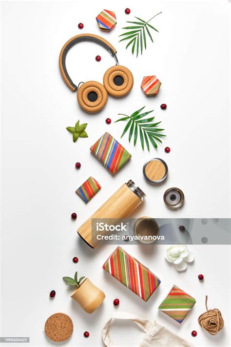 제로 폐기물 포장 스트라이프 선물 상자 환경 친화적 인 선물 대나무 컵과 보온병 플라스크 야자수 잎과 크랜베리 흰색 중립 배경에