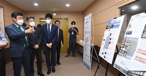 혁신제품 설명 듣는 안도걸 차관