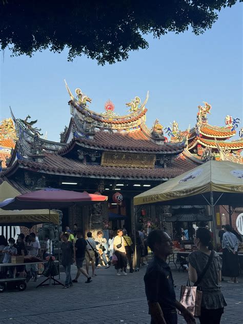 大概全台中的人都跑來幫月老慶生了吧😂 擠到炸 祝這次真的可以找到正常的男生🥹🙏 樂成宮