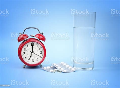 테이블 위에 알약과 물 한 잔 물을 마시고 약물 을 복용하면 병이 났을 때 몸을 강화합니다 아픔에 대한 스톡 사진 및 기타 이미지 Istock