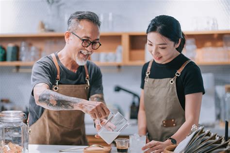 아시아 중국 노인 남성 바리스타 가르친다 그의 딸 만들기 커피 에 카페 카운터 교육 강좌에 대한 스톡 사진 및 기타 이미지 교육 강좌 바리스타 딸 Istock