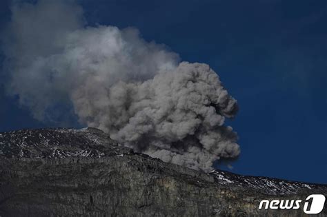 화산재 분출하는 콜롬비아 네바도 델 루이스 화산